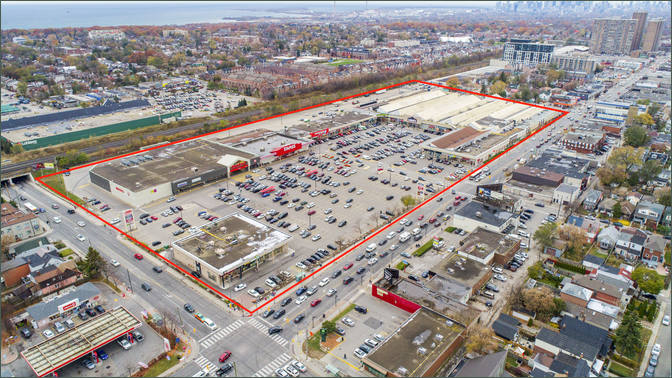 Shoppers World Danforth: Toronto, ON